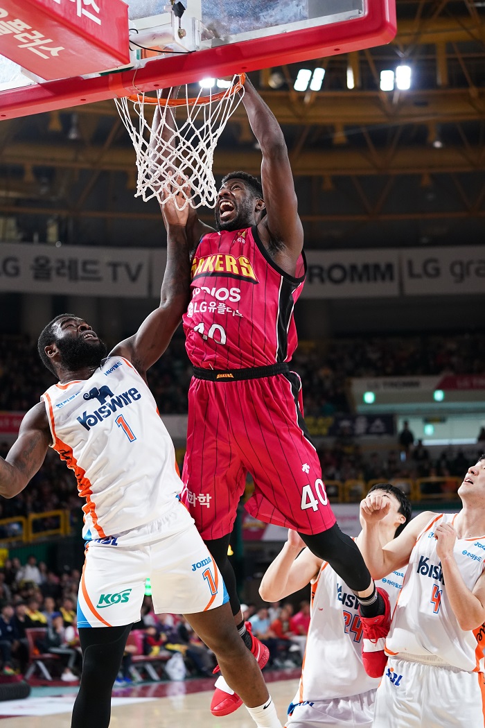 '메이스 28P 20R' LG, 전자랜드 잡고 시즌 첫 승...SK도 연패 탈출