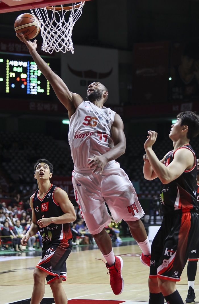 '메이스 28P 20R' LG, 전자랜드 잡고 시즌 첫 승...SK도 연패 탈출