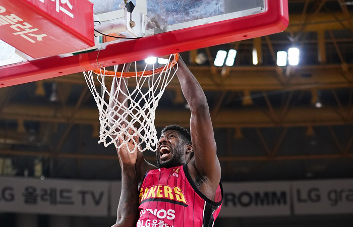 '메이스 28P 20R' LG, 전자랜드 잡고 시즌 첫 승...SK도 연패 탈출