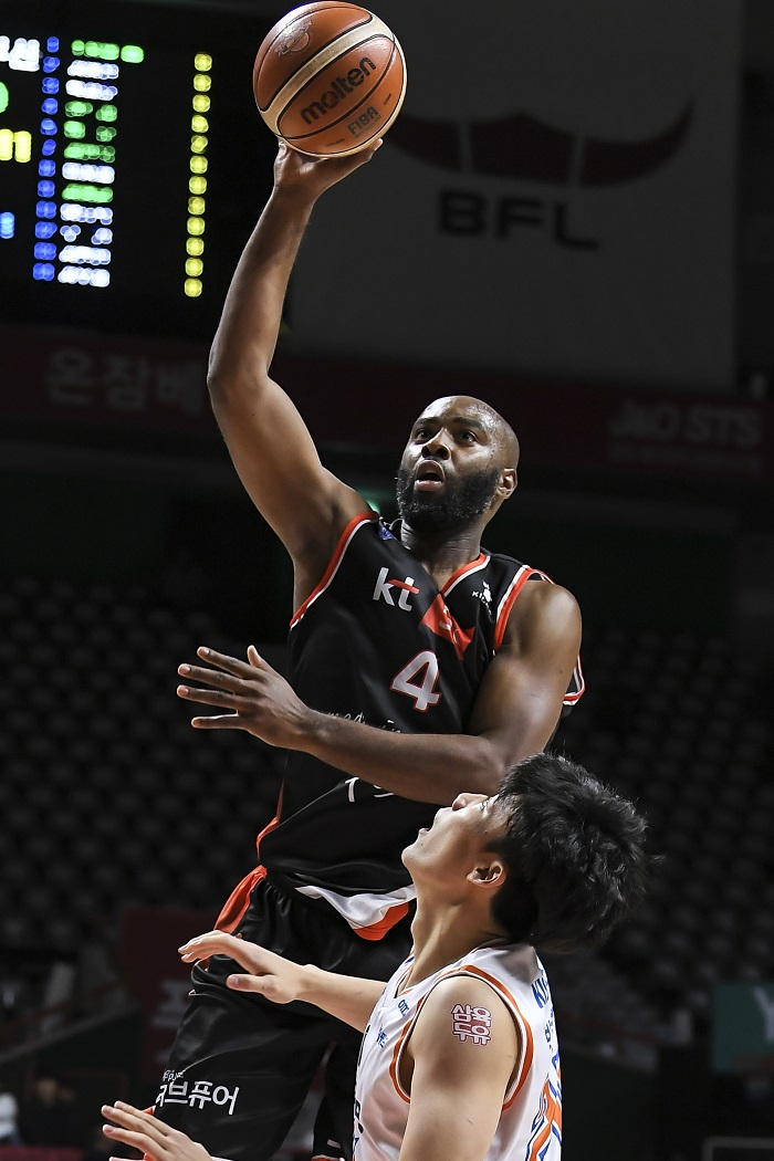 '랜드리 모건 맹활약' KT, 4쿼터 맹추격한 전자랜드에 진땀승