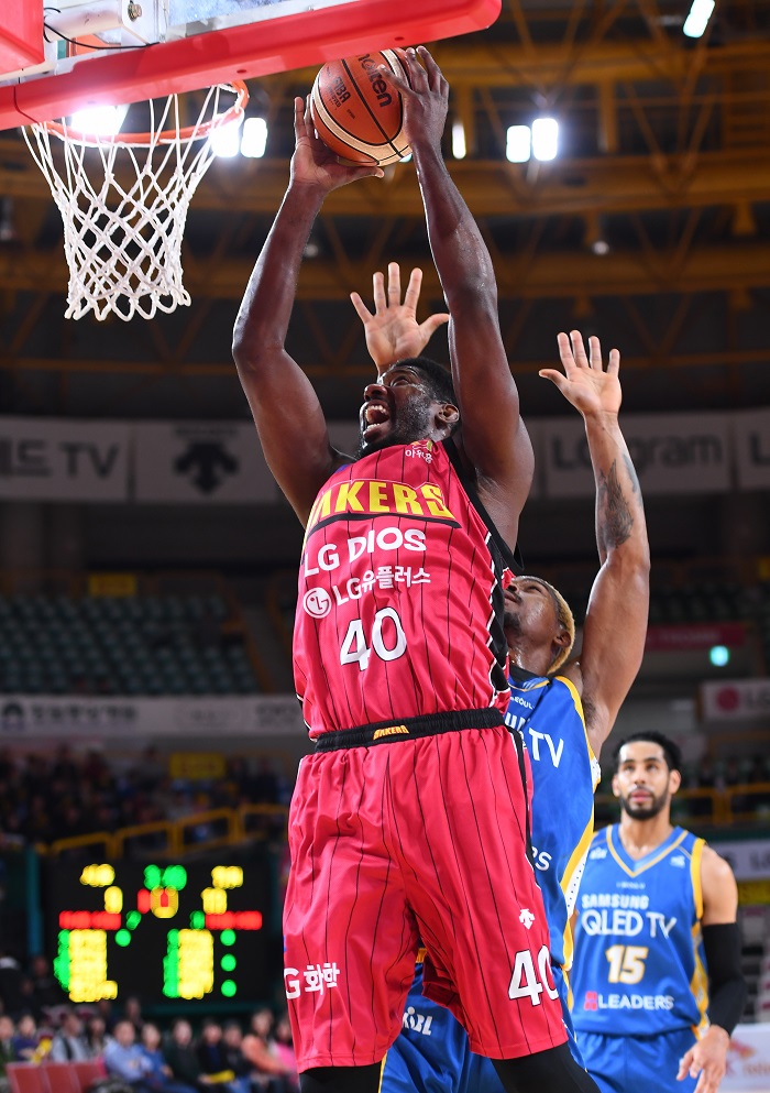 '메이스 골밑 맹폭' LG, 삼성 잡고 시즌 두 번째 2연승...KGC도 승리