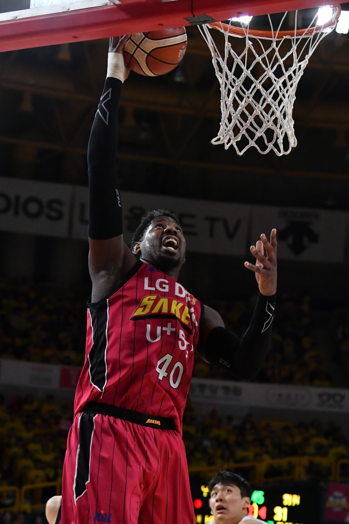 [KBL PO] '메이스-김종규-김시래 삼각편대' LG, KT와 연정 접전 끝 PO 1차전 승리