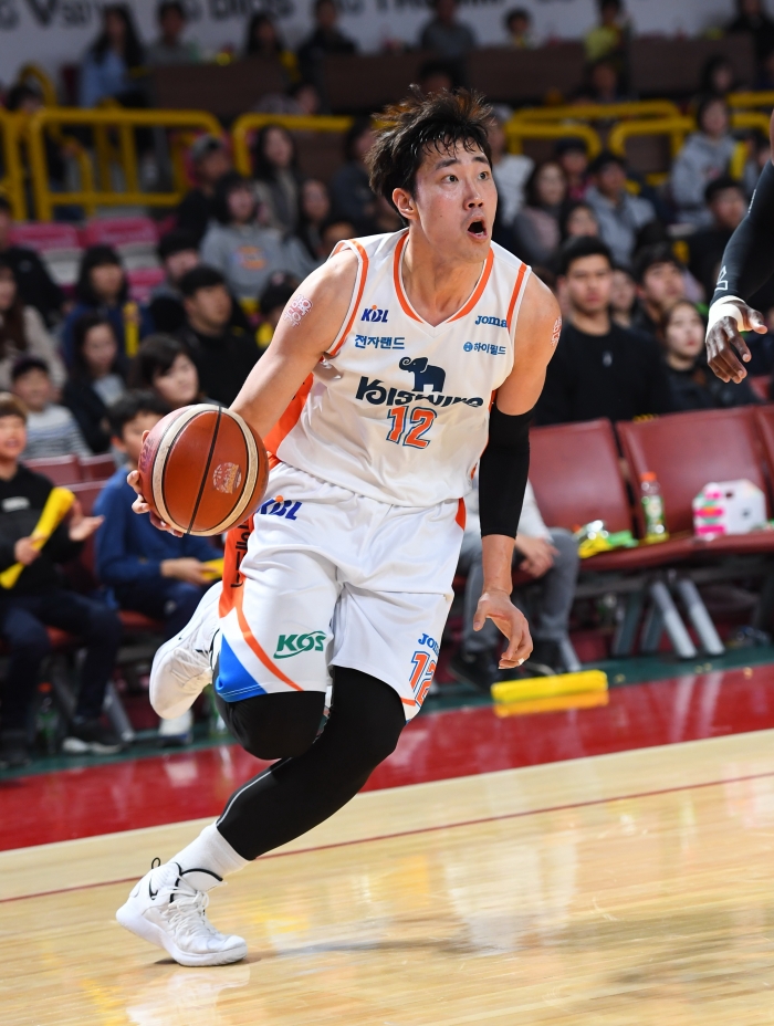 [KBL PO] '간절함으로 뭉쳤다' 전자랜드와 LG, 4강 PO에서 만나다