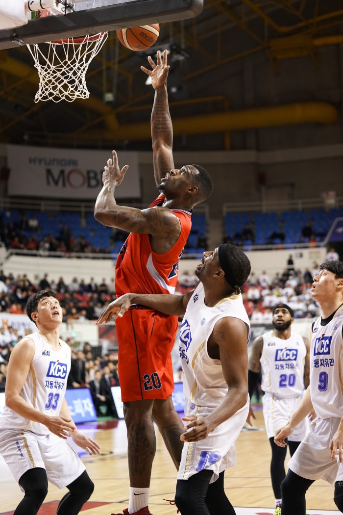 [KBL PO] '라건아 골밑 장악' 현대모비스, KCC와 4강 PO 1차전 승리...77.3% 확률 잡다