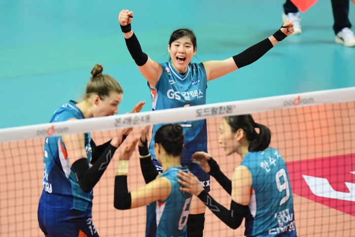 '3연승' GS칼텍스, KGC인삼공사에 셧아웃 승리...2위 등극(종합)