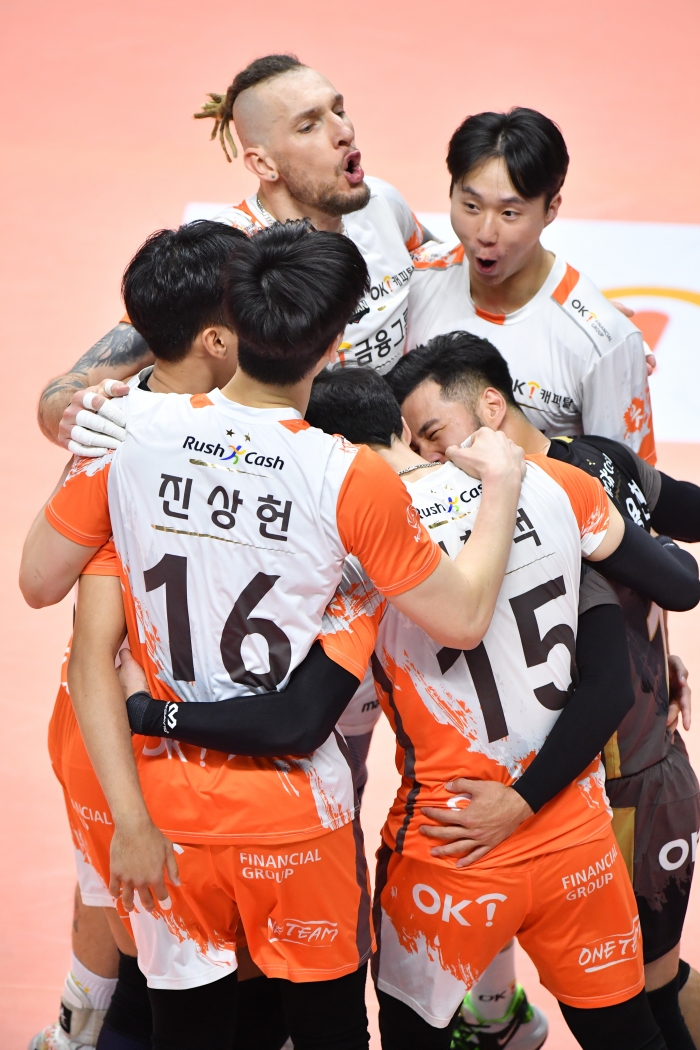 '1R 전승' OK금융그룹, KB손해보험 꺾고 리그 1위 등극