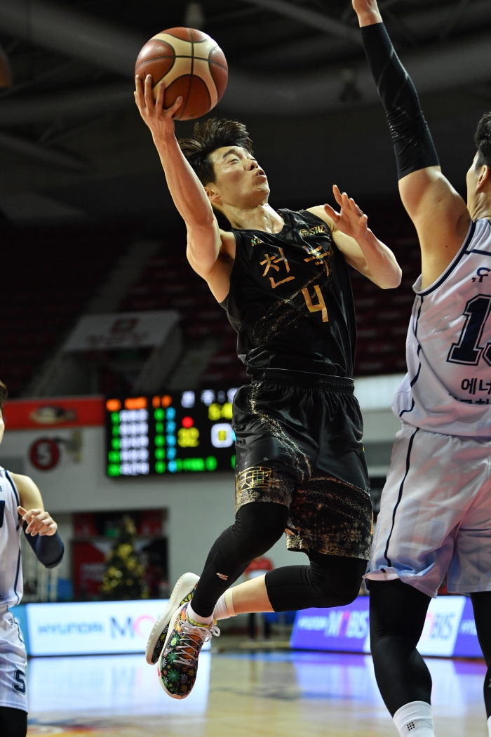 '이재도·윌리엄스 맹활약' KGC, KCC 추격 뿌리치고 5연승...단독 선두