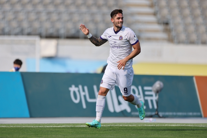 '난타전 속 멀티골' 조나탄, K리그2 17R MVP