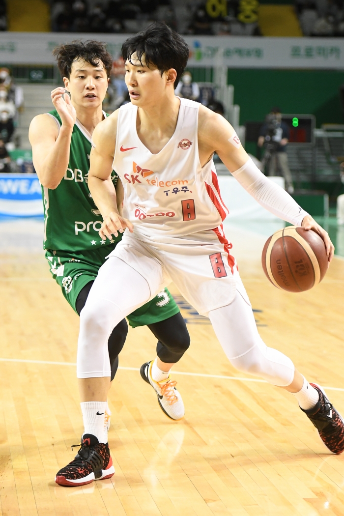 '안영준 개인 최다 29점' SK, DB 3연패에 빠뜨려...매직넘버 '5'
