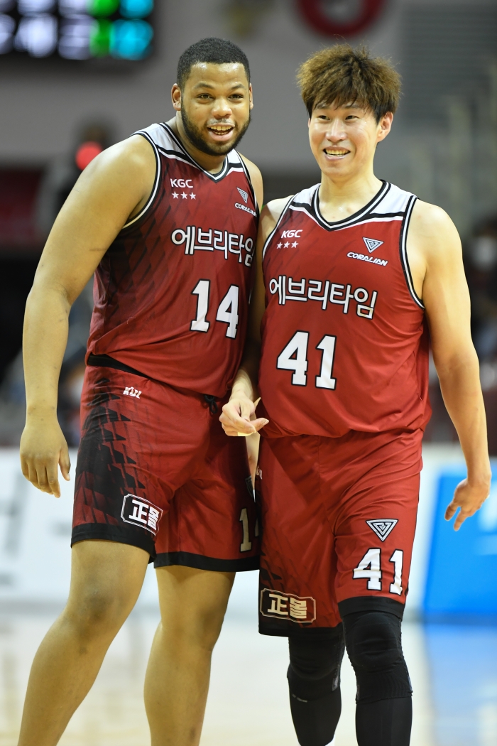 '라이온킹' 오세근 앞세운 KGC, DB 꺾고 4연승 질주