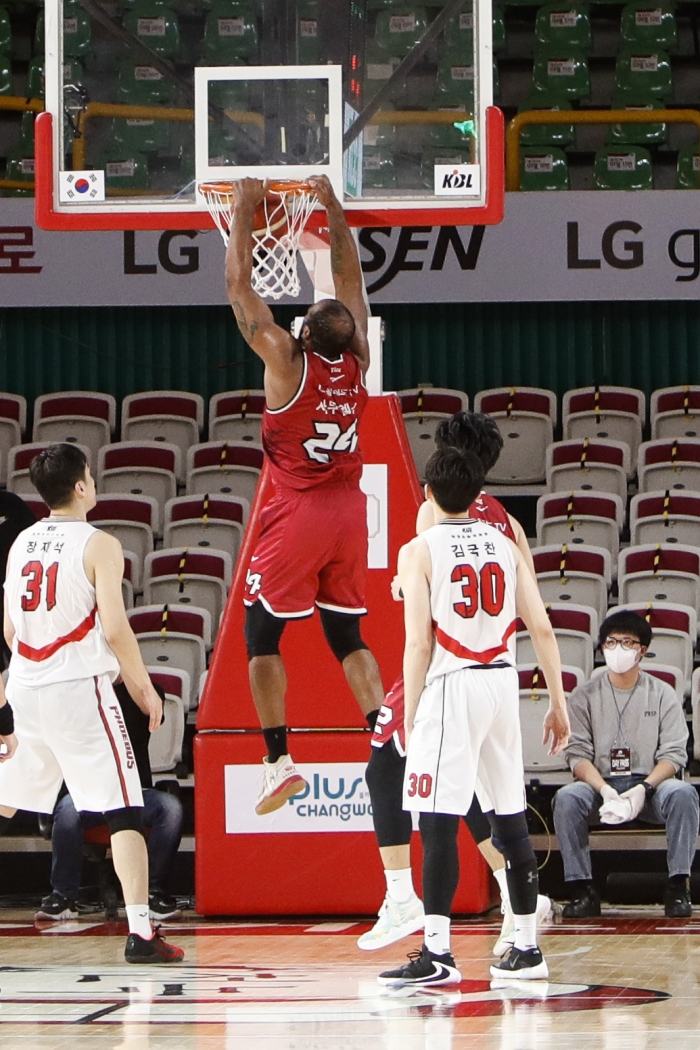 LG, 현대모비스에 값진 첫 승…5패 설움 이겨내다