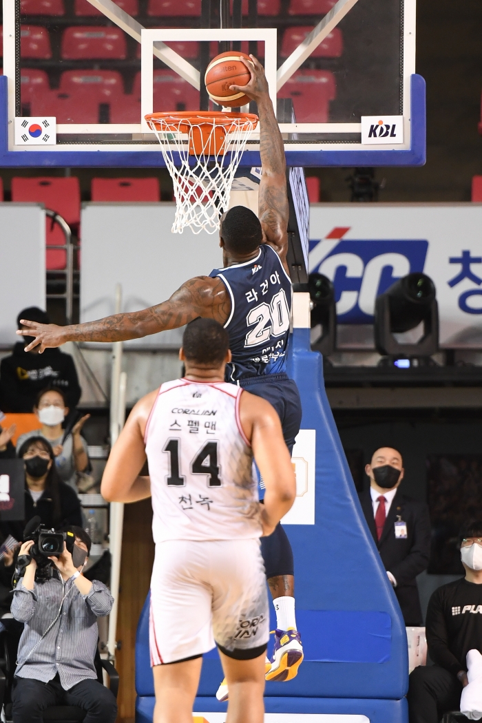 '라건아 22점' KCC, KGC에 승리…4연패 탈출 성공