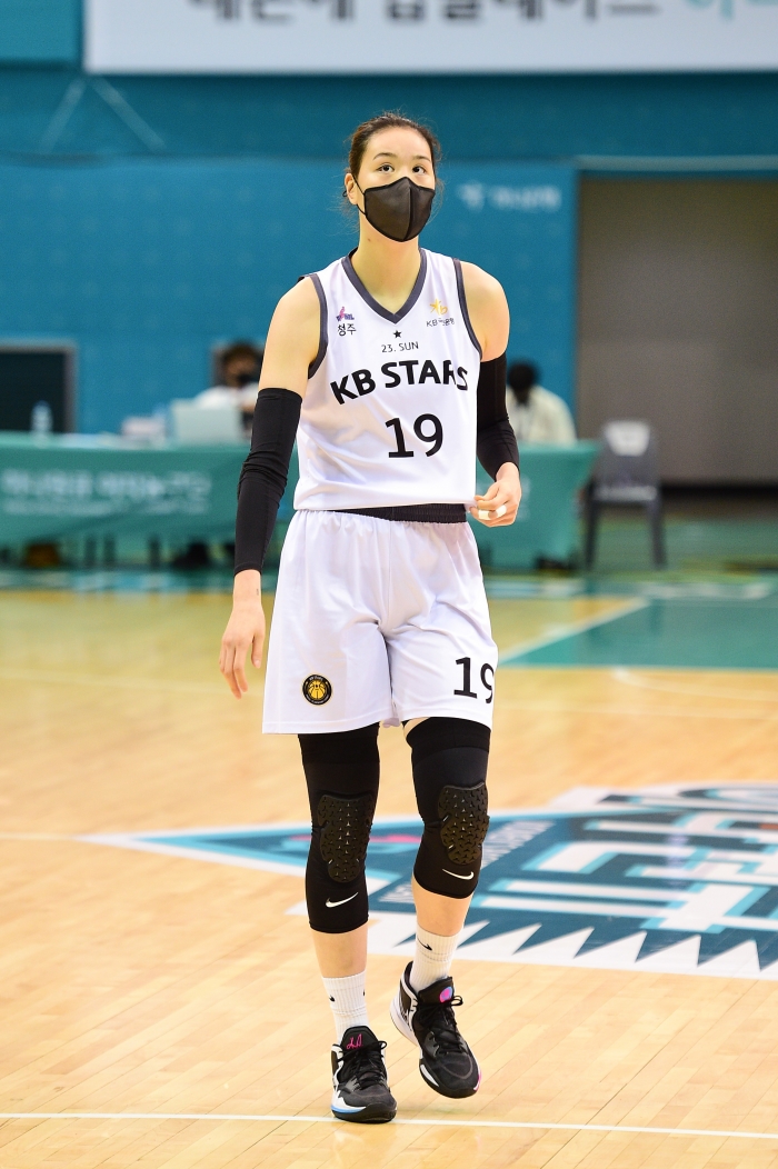 '상대전적 6승 0패' KB스타즈-BNK, PO는 다를까...박지수 몸상태에 달린 1차전