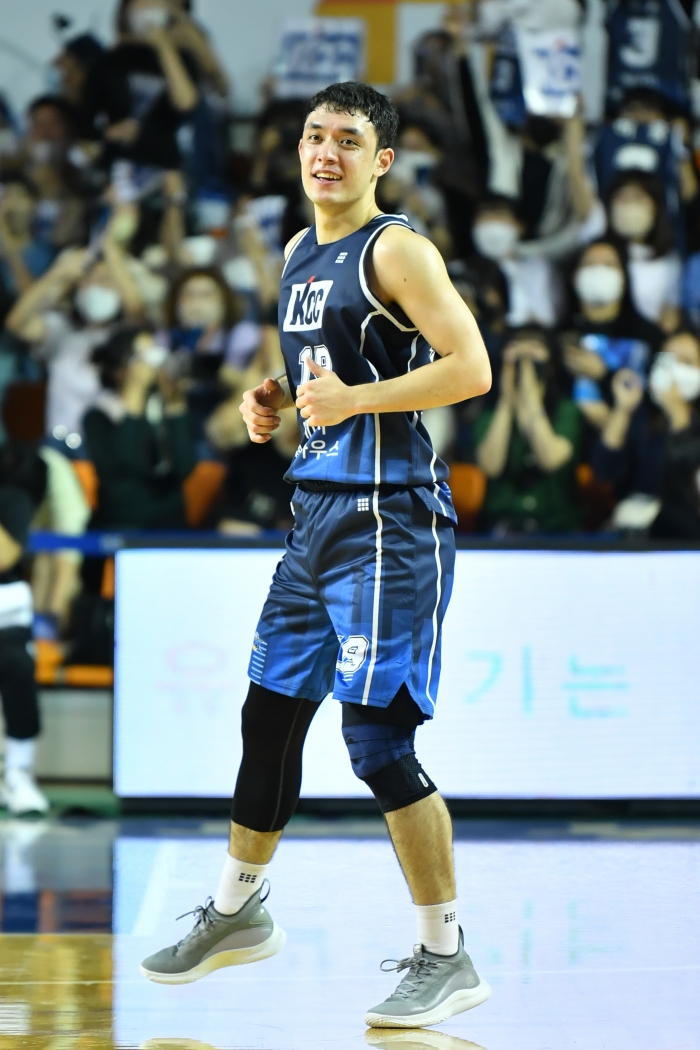 이근희의 '만점 활약'…KCC, '4연승 질주' KGC 멈춰 세우다