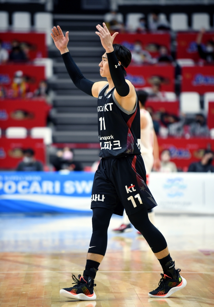 '4Q 압도' KT, SK에 16점 차 역전승...1R 3승 6패 마무리