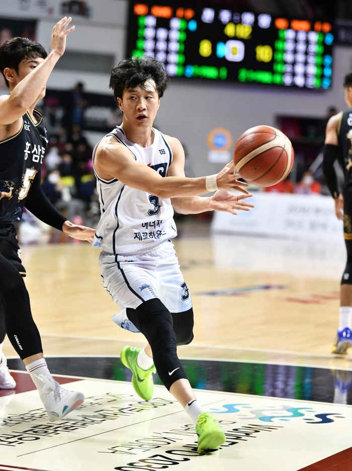 '허웅 22득점' KCC, 92-80으로 '대어' KGC 제압