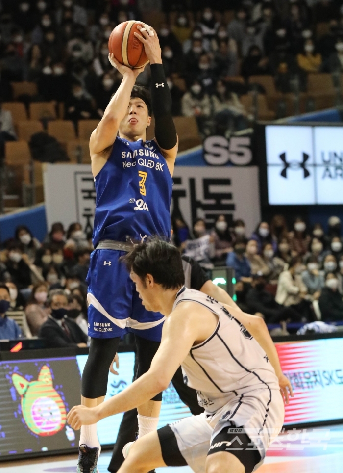 완벽찬스를 노리며, 수비 제치고 슛 시도하는 이정현