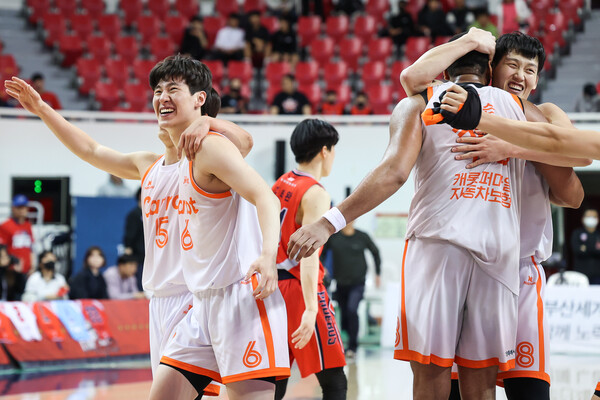프로농구, '승기 매직' 캐롯 vs '정규 1위' KGC로 4강 PO 돌입
