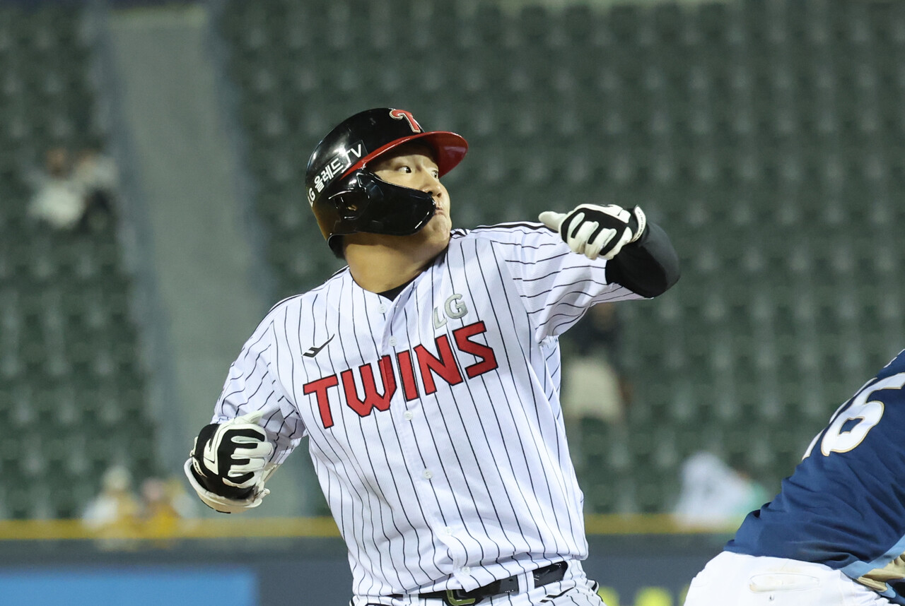 '문보경 싹쓸이 3루타' LG, NC 7-5로 꺾고 공동 선두 등극