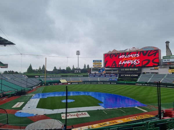 '굵어진 빗줄기'에 울상된 SSG랜더스필드, SSG-KIA전 우천 취소 확정