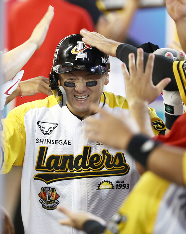 SSG 최주환, LG 최원태 상대로 앞서가는 스리런… 17호포 '쾅'