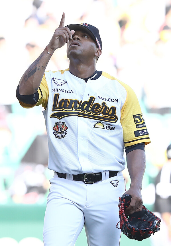 '엘리아스 8이닝 1실점 호투' SSG, 1위 LG 상대로 2-1 신승… 5연패 탈출