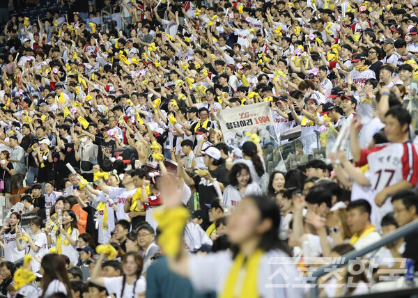 4회말 3득점 뽑아내자 환호하는 LG팬들