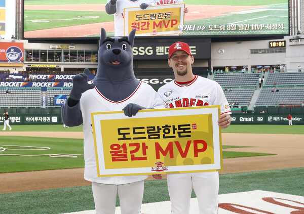 SSG랜더스, 도드람한돈 8월 MVP에 맥카티, 추신수 선정… "팀이 필요할 때 등판해 승리에 기여할 수 있어 기쁘다"