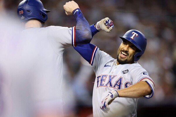 [MLB PS] ‘가르시아 부상? 문제 없다!’ 텍사스, 11-7로 애리조나 격파…우승까지 ‘단 1승’