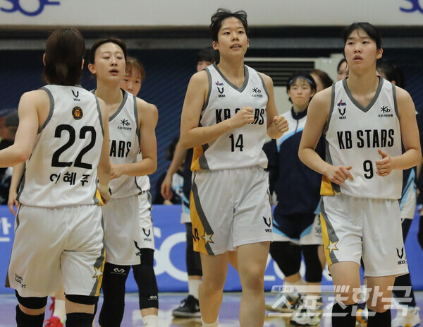 KB STARS, 신한은행 홈 개막전에 82-57로 완승