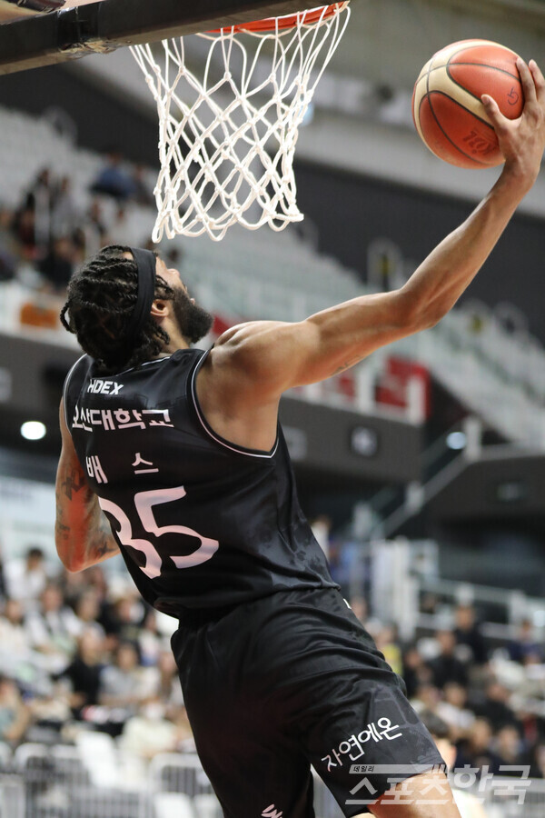 패리스 배스, 폭발하는 원핸드 리버스 덩크슛