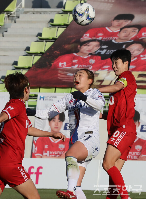 공중볼 경합 벌이는 인천현대제철과 수원FC위민