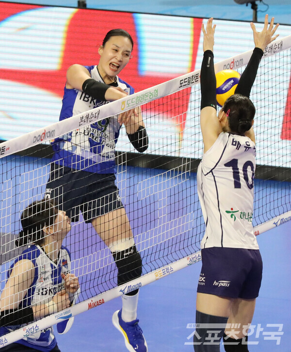 표승주, 네트 안으로 떨어뜨리는 스파이크