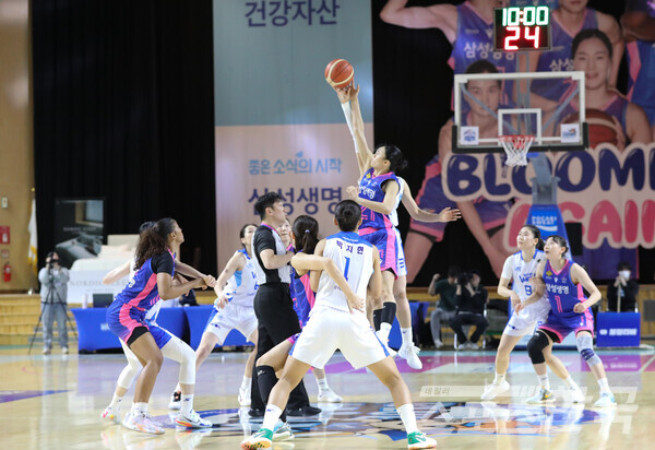 WKBL PO 3차전에서 맞붙는 삼성생명과 우리은행