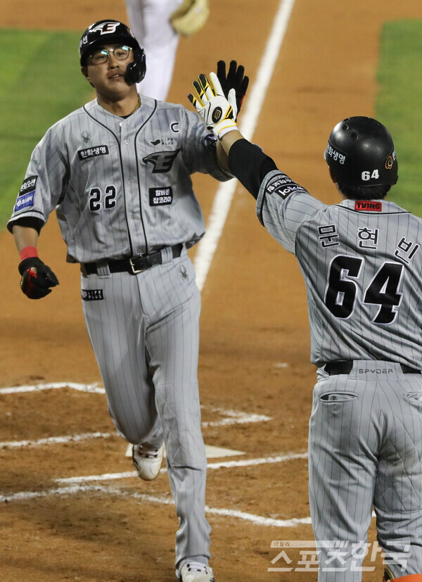 안치홍 적시타로 홈 밟는 채은성