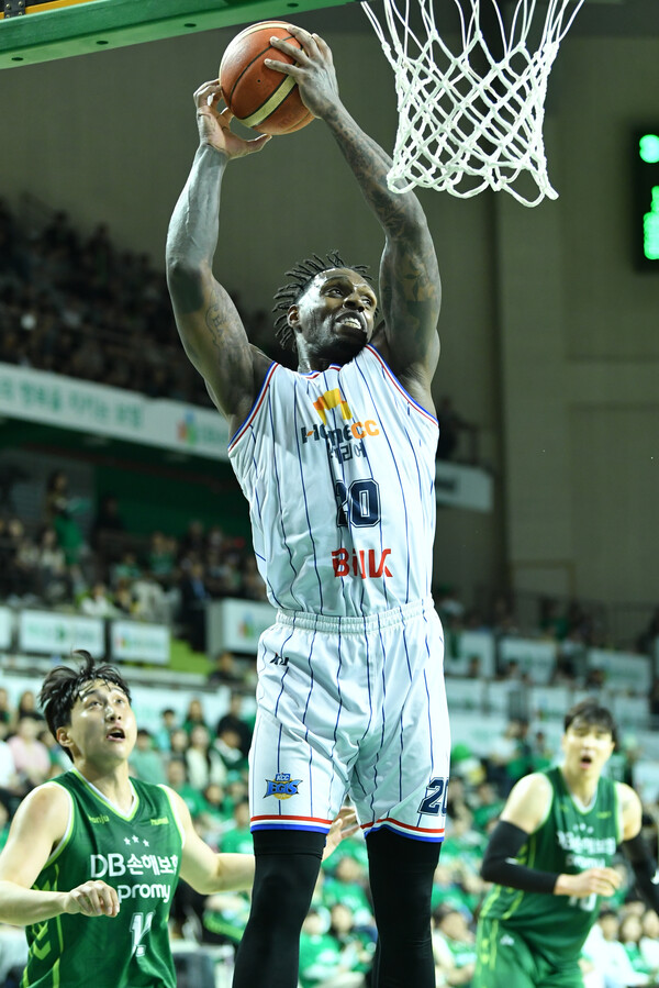 '라건아 더블더블' KCC, PO 4강전 1차전서 95-83으로 정규리그 1위 DB 격파