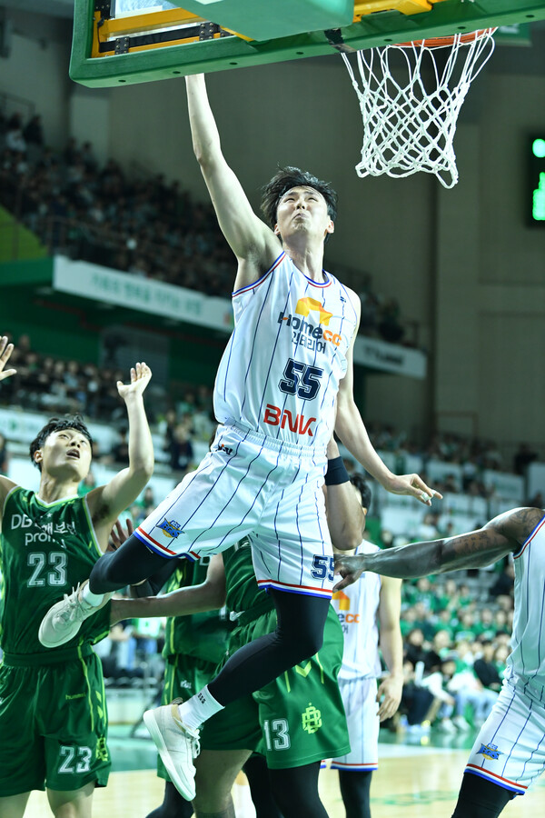 '라건아 더블더블' KCC, PO 4강전 1차전서 95-83으로 정규리그 1위 DB 격파