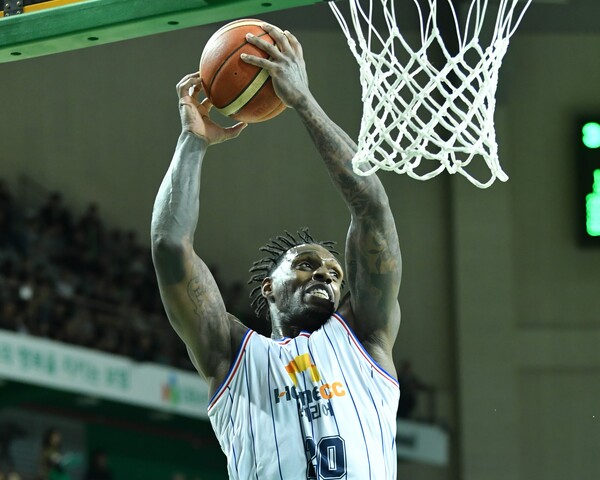 '라건아 더블더블' KCC, PO 4강전 1차전서 95-83으로 정규리그 1위 DB 격파