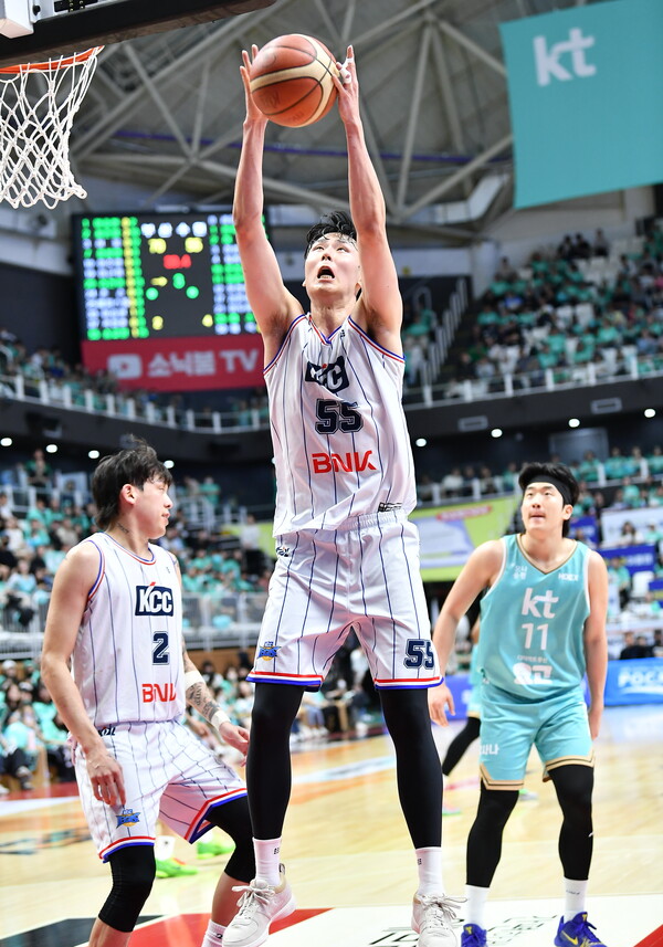 '선수들 고른 활약' 앞세운 부산 KCC, 챔프전 1차전서 수원 KT 상대로 17점 차 대승… 우승 확률 69.2% 획득