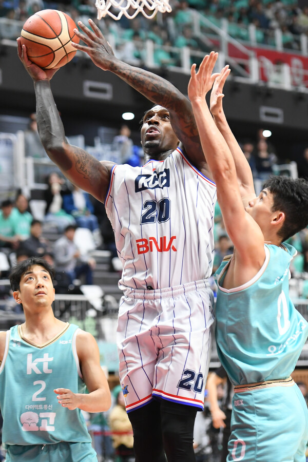 '허웅+라건아 41점' 맹폭한 KCC, 88-70으로 KT 제압하고 13년 만에 챔프전 우승… 'V6' 작성