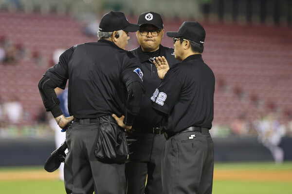 또 발생한 오심 논란…포스·태그 아웃 판단 착오에 승자도 패자도 ‘찝찝’
