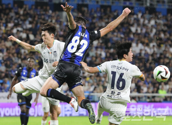 치열한 공방전 벌이는 인천유나이티드와 FC서울
