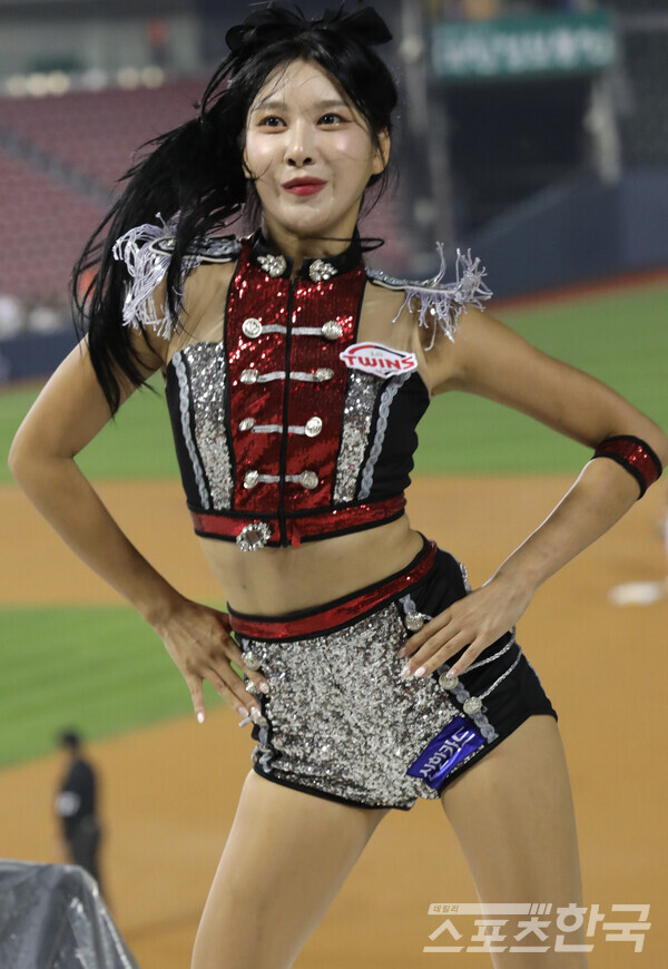 치어리더 원민주, 날씬한 허리 뽐내며