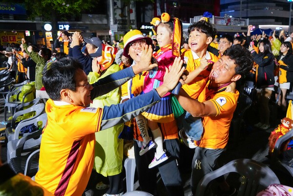 [동정: 포토뉴스〕광주FC ACLE 2차 거리응원 1대0으로 승리