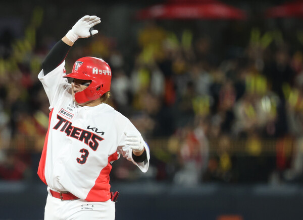 [한국시리즈] 알고 보면 ‘코시의 남자’… ‘타율 0.588’ 김선빈, KS MVP 영예 안아