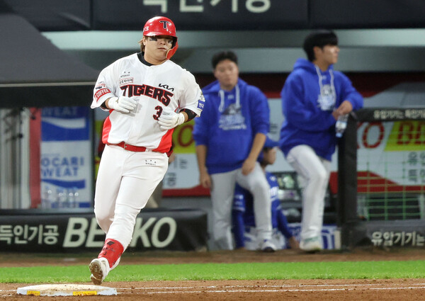 [한국시리즈] 알고 보면 ‘코시의 남자’… ‘타율 0.588’ 김선빈, KS MVP 영예 안아