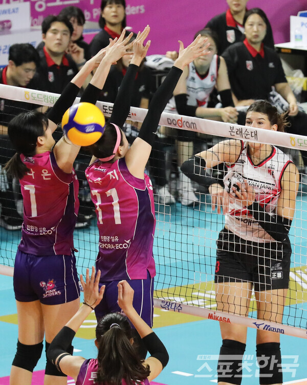 부키리치, 빈 틈 찾아 날리는 예리한 스파이크