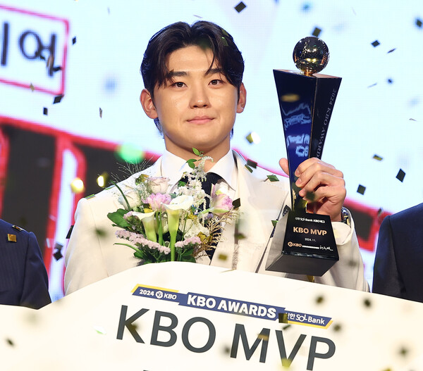 [KBO 시상식] ‘The Young King’, 왕좌에 오르다… KIA 김도영, 압도적 지지로 MVP 수상 영예