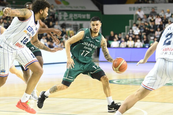 '벼랑 끝' 원주 DB, KCC 꺾고 6강 희망 이어가다