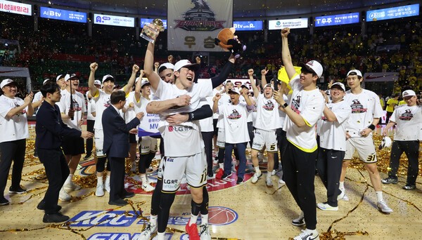 창원 LG, 28년 한 풀고 '창단 첫 우승' 쾌거!